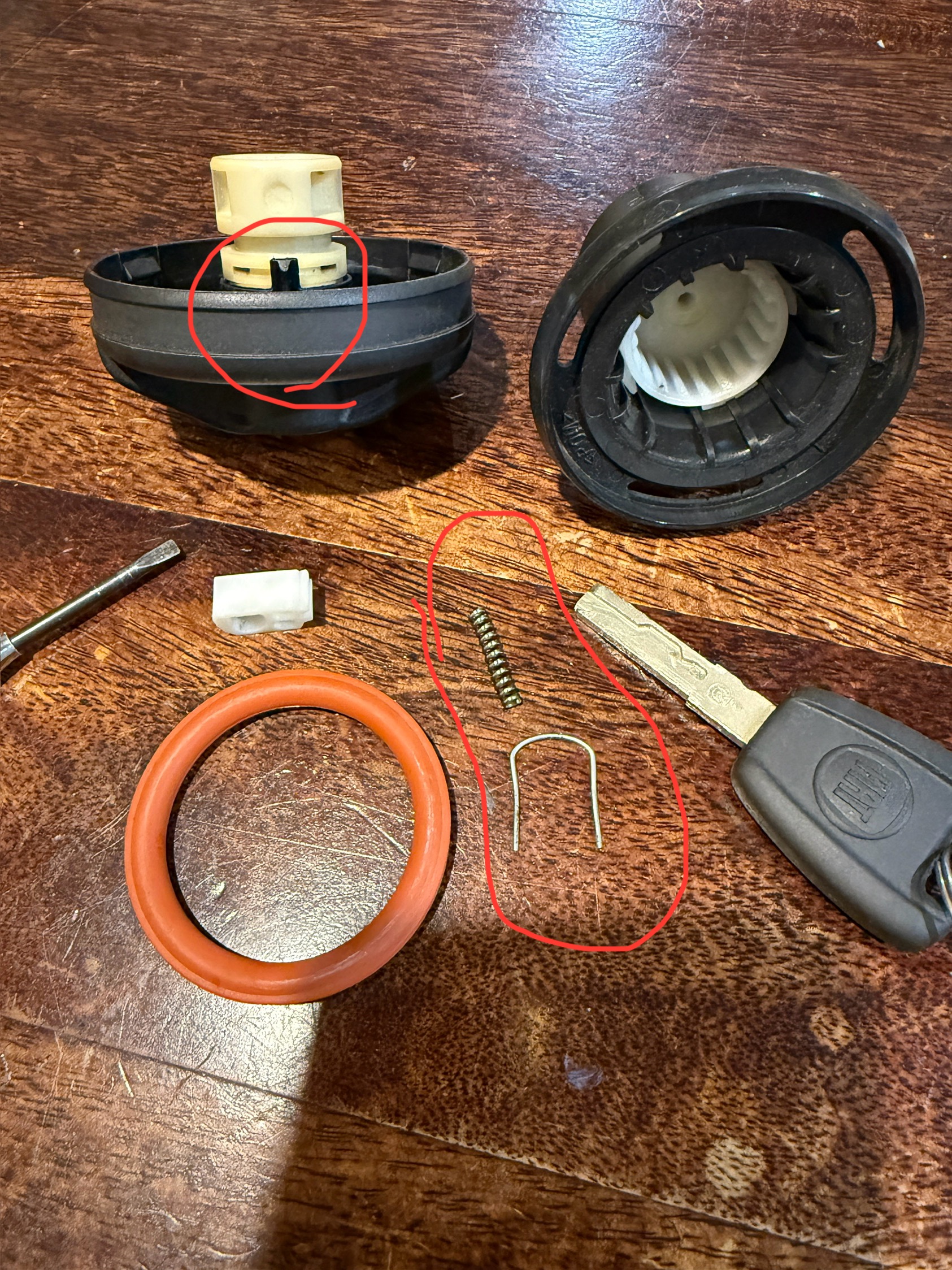 Fuel filler cap lock barrel, remove and swap out | FIAT 500 (2007 ...